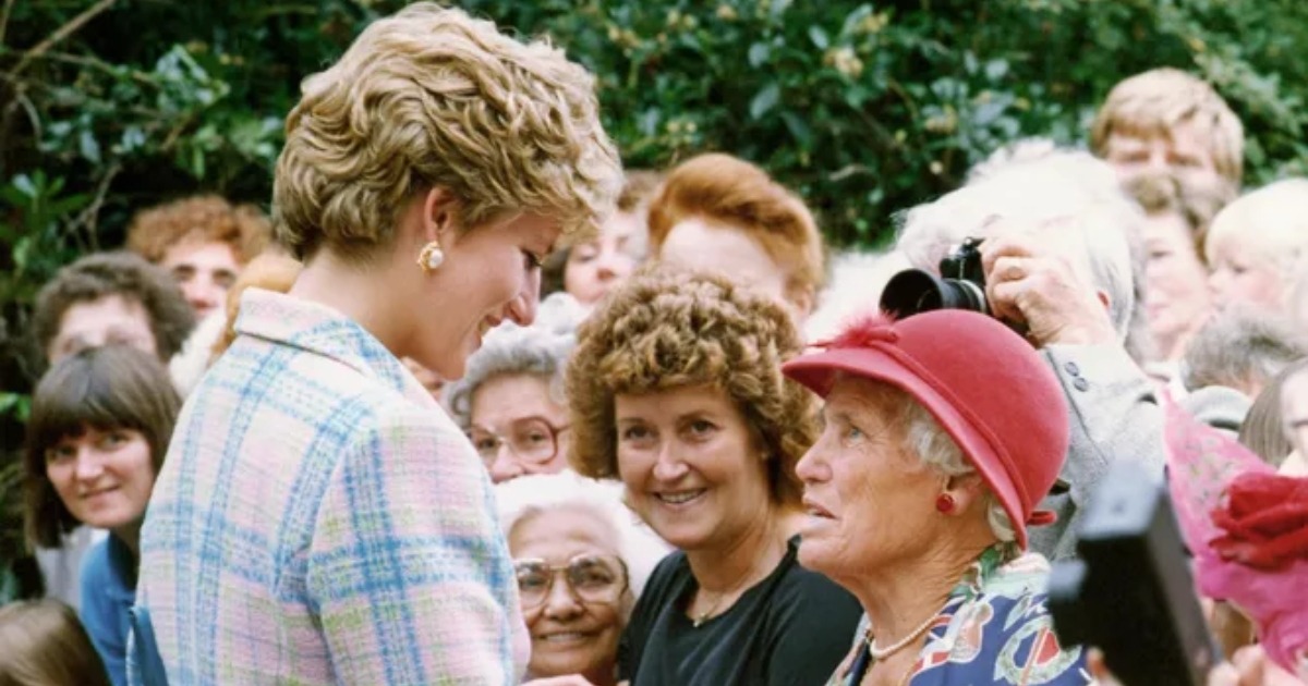 Una verdadera copia de Lady Di sorprende a la gente en la calle: ¿Quién ...