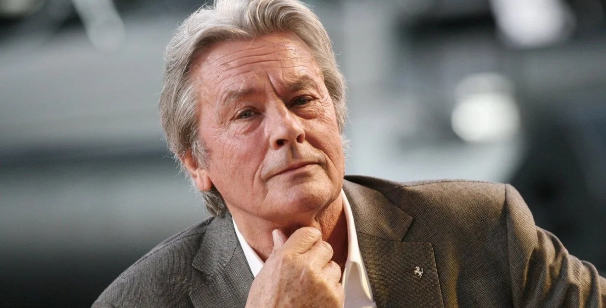 Última Foto de Delon en Cena Familiar: Frágil pero Aún ...